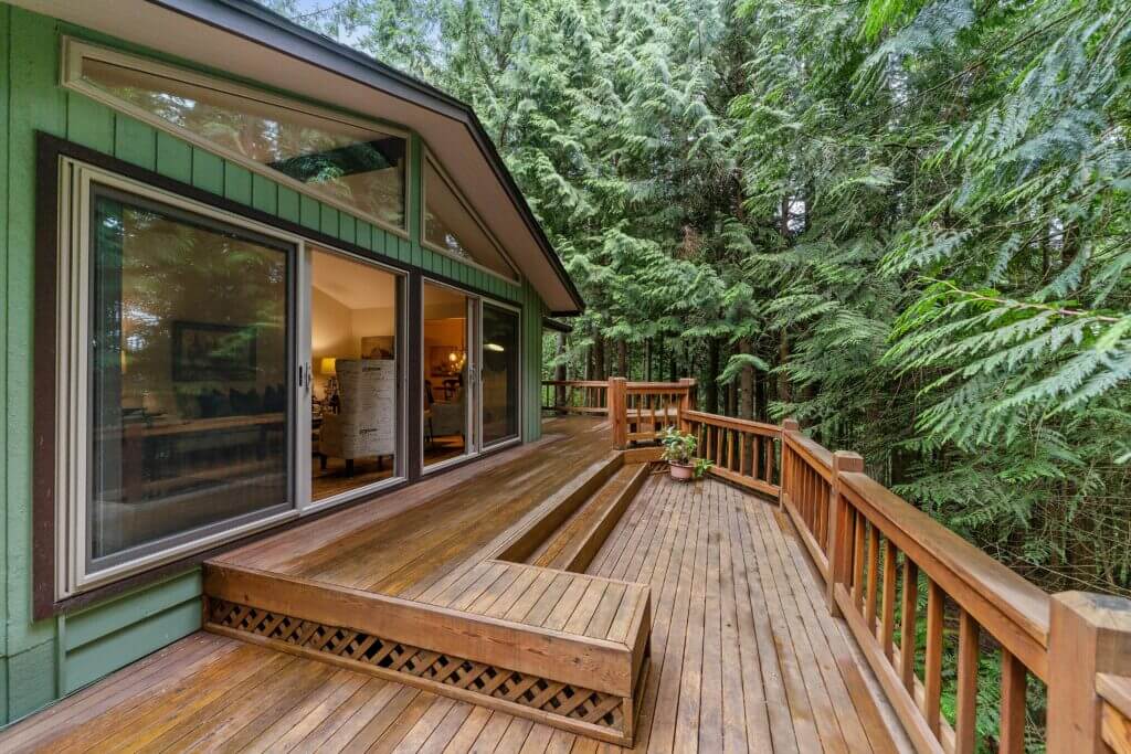 Attached Decks: Enhancing Your Home's Outdoor Living Space